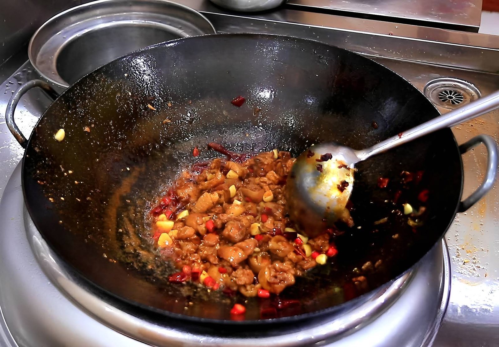 The chef tells you how to cook the dry pot chicken - hot pot factory